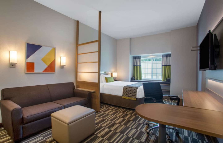 Queen Suite | Microtel Liberty | Dog Friendly - Liberty, MO