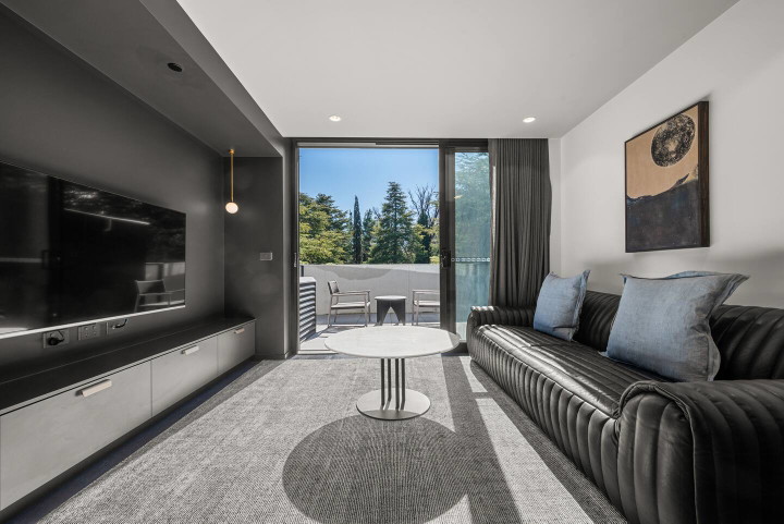 Amazing Studio Apartment W/ Balcony & Parking! - Canberra