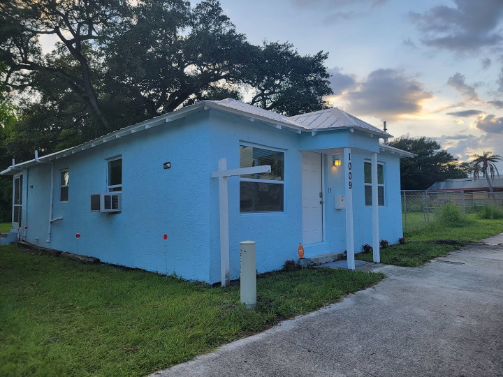 Cozy Cottage With Large Backyard, Mins From Beach - Fort Pierce, FL