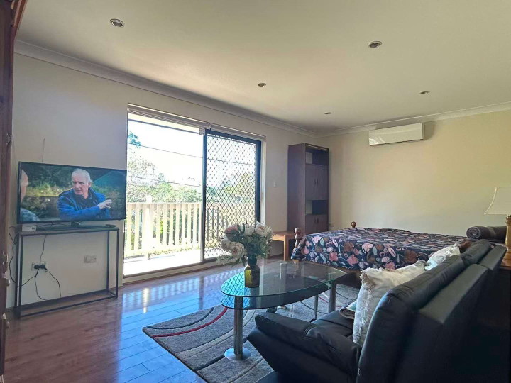 Entire B/ 6br/8beds+1sofabed+couch/tv&ac/pvt Entry - Parramatta