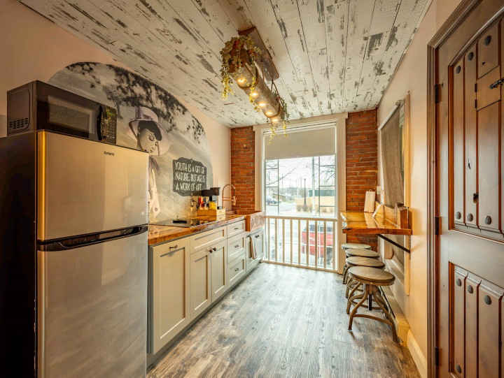 Historic Downtown 1br W/ Workspace & Kitchen - Harrisburg, PA