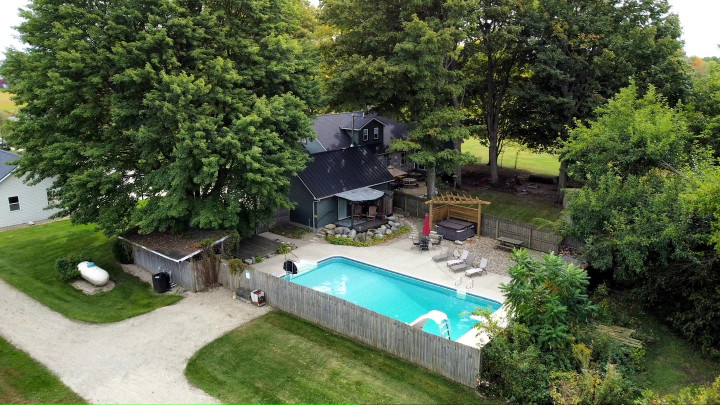 Studio Apartment For Two With Pool & Hot Tub! - Michigan