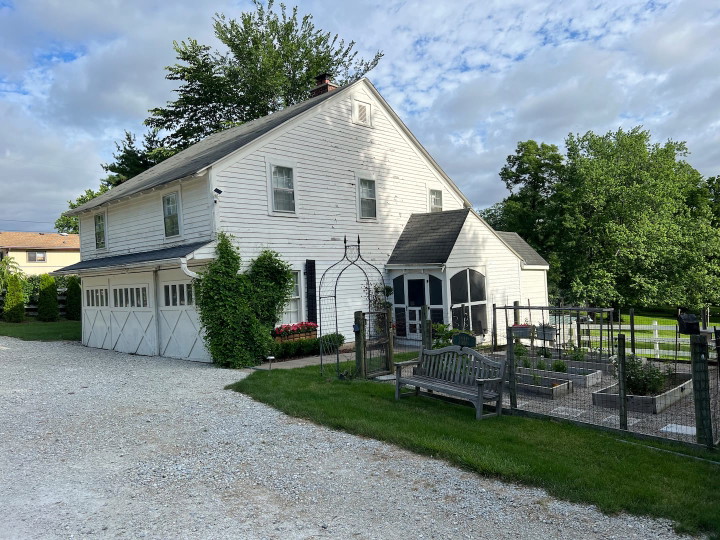 Historic 8 Acre Property- Private Guest House - Carmel, IN