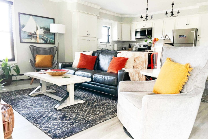 Historic Luxury |Walk To Downtown| King Bed |Shops - Oconomowoc, WI