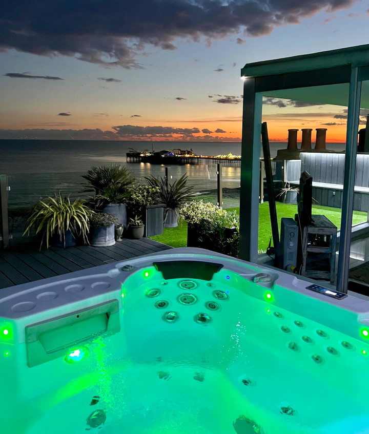Spectacular Frontline Sea View Penthouse + Hot Tub - Sussex