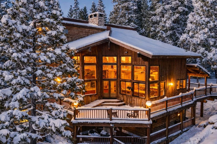 Waterfall Lodge ~ Yellowstone Vibes + Ac + Space - Shaver Lake, CA