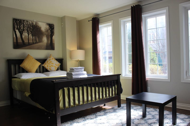 Modern Studio W/ Kitchen + Parking Near Appleby Go - Hamilton, ON, Canada
