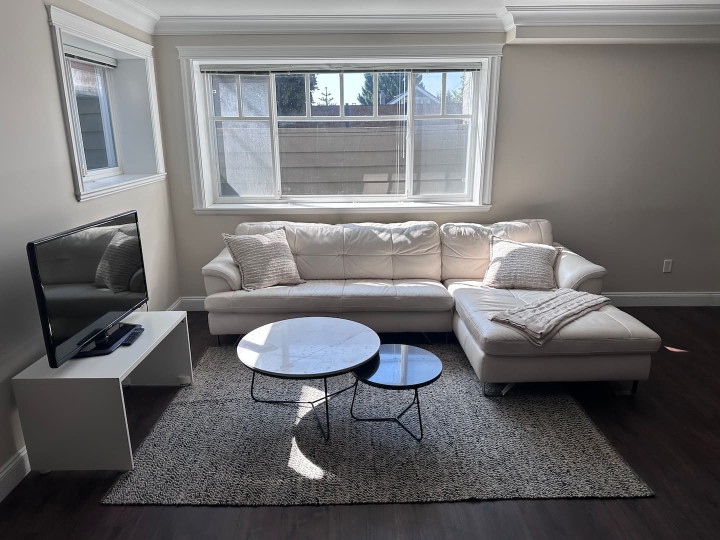 Cozy Pet-friendly Suite With Private Entrance - West Vancouver