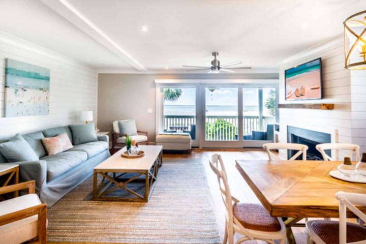 Beachfront Iop 2bd With Pool + Parking! - Isle of Palms, SC