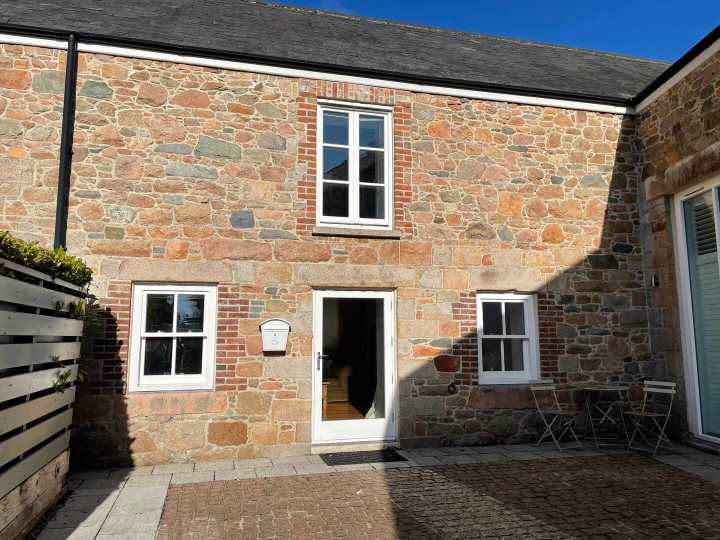 Beautifully Presented 1 Bed Cottage In Grouville - Jersey