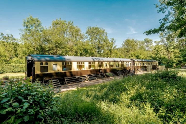 Quirky, Beautifully Converted Train Carriage 1 - Telford