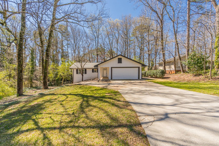 4 Kings! Only 1.5 Miles To Downtown Roswell! - Alpharetta, GA