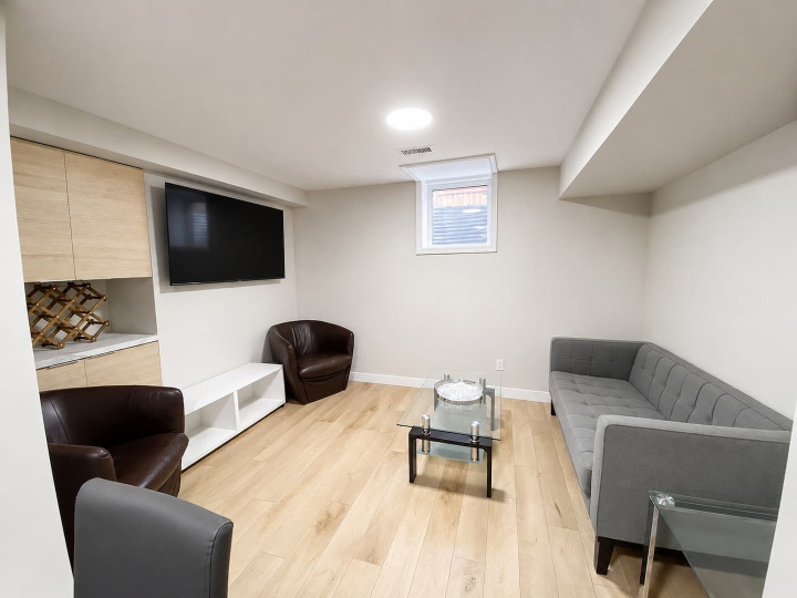 Bright Pad In Great Area - Bradford, ON, Canada