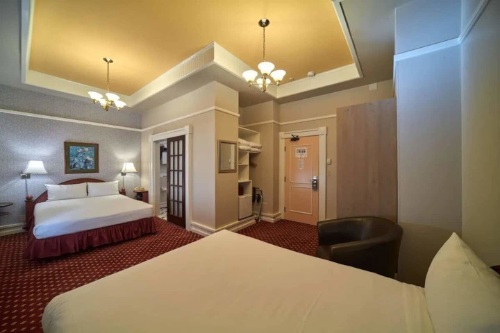 Bedford Regency | 2 Queen City | Waterfront Dining - Victoria