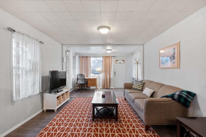 Central Cute Updated 2 Bedroom House In Des Moines - Des Moines, IA