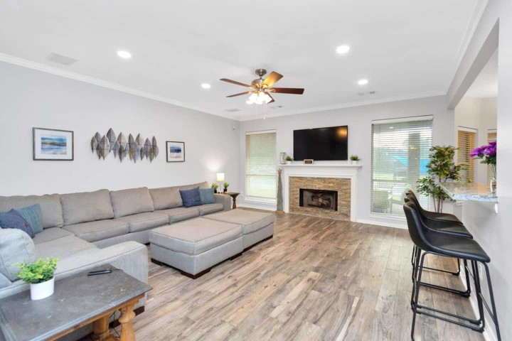 Hickory King Bed W/ Pool | Near Jersey Village - Houston, TX