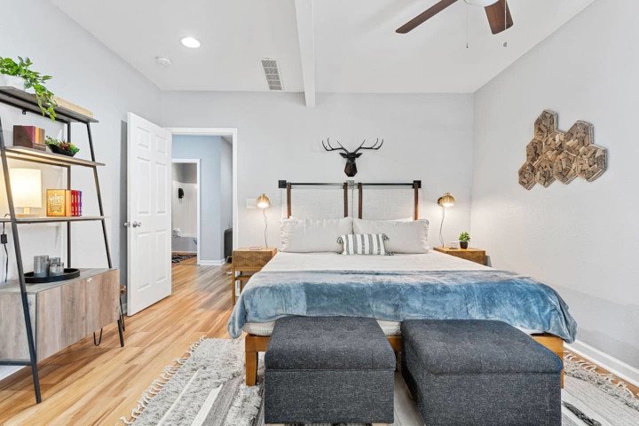 Columbus Park Upper Apt Minutes From Downtown Kc - Avondale, MO