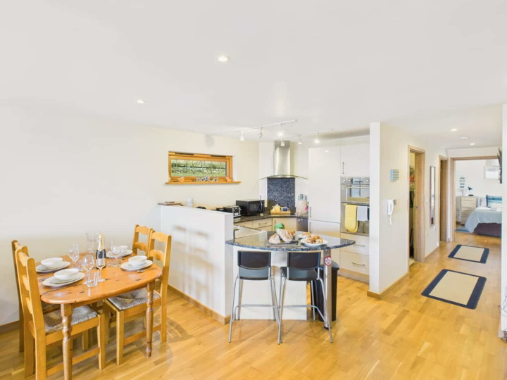 Coastal 2-bed Apartment With Parking At Maenporth - Falmouth