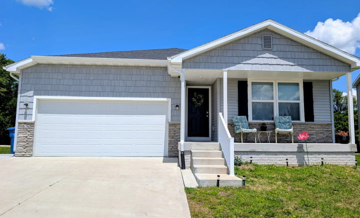 Modern Comfort- Spacious, Clean & Best Location! - Altoona, IA