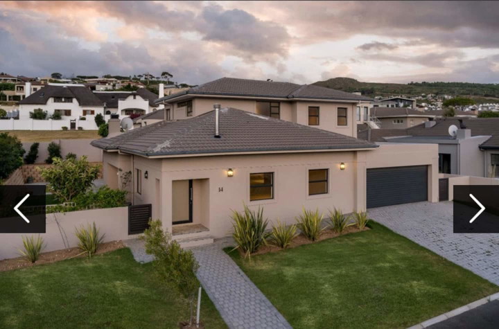 Private, Secure 4 Bedroom Villa With Pool And View - Somerset West