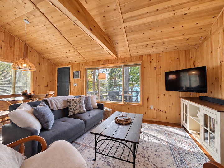 The Hale Holmstead: A Cozy Cottage On Loon Lake - Michigan