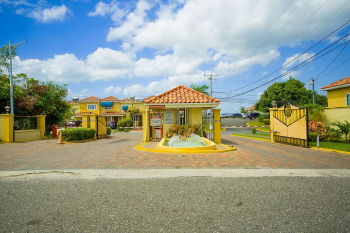Modern Three Story Townhouse - Montego Bay