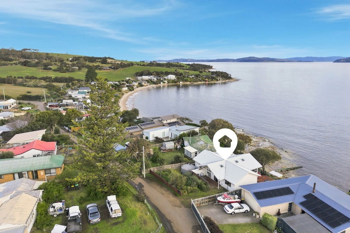 Opossum Bay Waterfront Home, Deck & Shore Access - Bruny Island