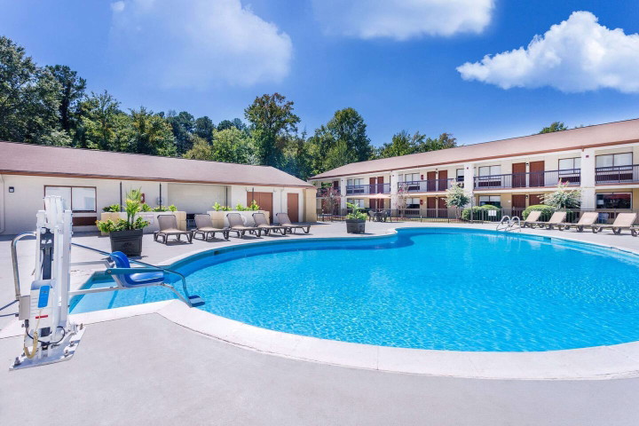 Ramada Tuscaloosa | 2 Queen | Outdoor Pool - Tuscaloosa, AL