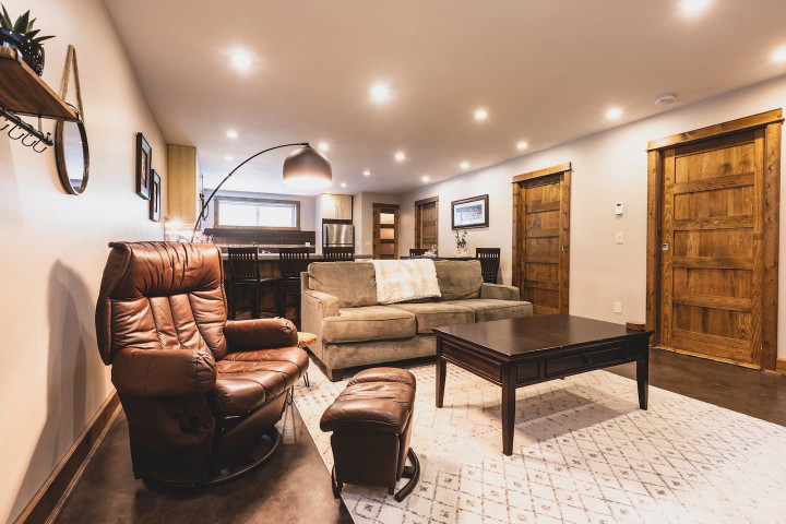 The Forest Suite: 2 Bedrooms + Hot Tub - Revelstoke