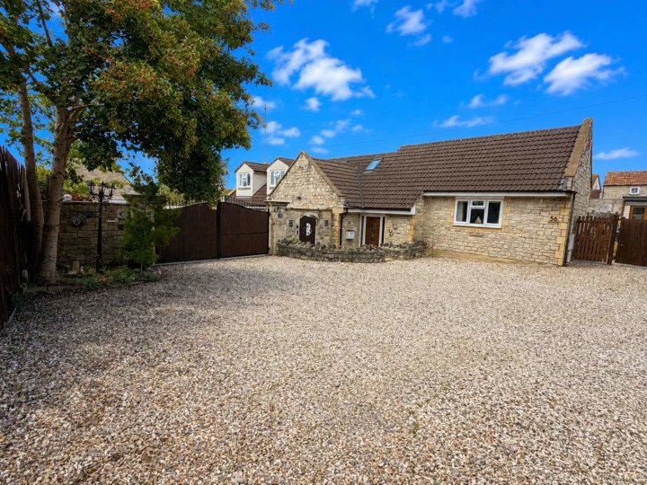 Modern 1 - Bedroom Bungalow With Private Parking - 