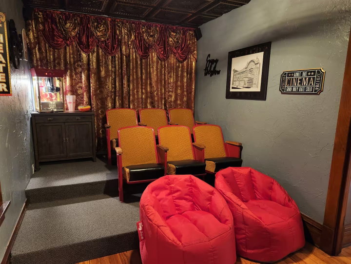 4 Bedrooms. Theater Room. Close To Downtown. - Baraboo, WI