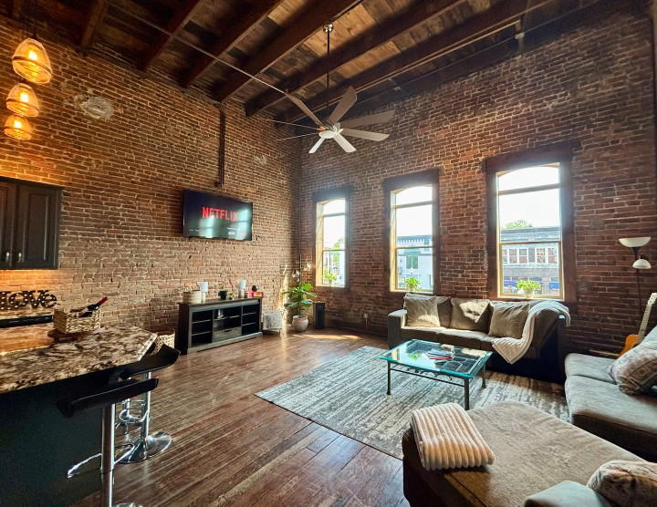 Spacious Downtown Loft On Historic Court St. - Muscle Shoals, AL