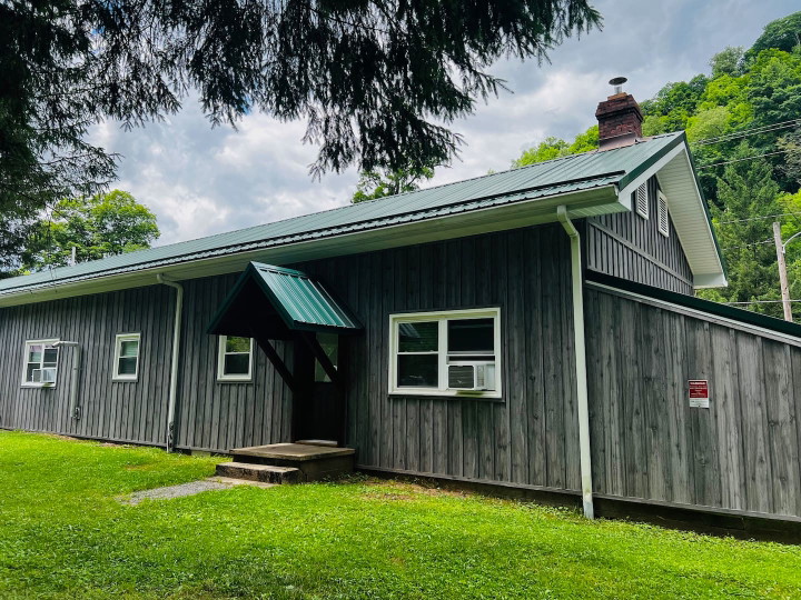 Tiny Yet Spacious 2br Hot Tub, Sunroom & Firepit - Elkins, WV