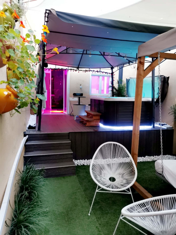 Lyon : Piscine Et Jacuzzi Privatifs En Extérieur - Saint-Priest