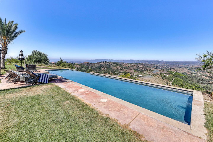 Stunning Valley & Mtn Views: Elegant Temecula Home - Temecula, CA