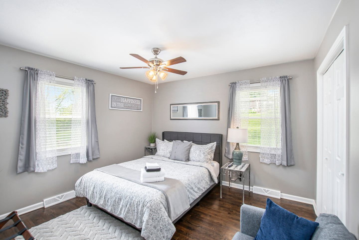 Charming (1) King Bed Home W/ Walkable Restaurants - Kansas City