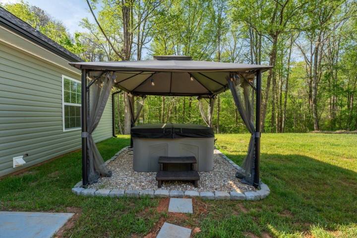 The Grape Escape: Cozy Autumn Farmhouse Getaway - Dahlonega, GA