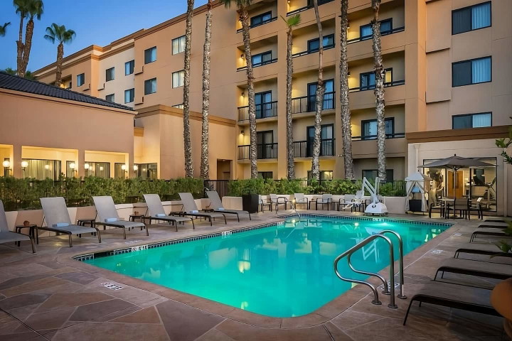Swim With Dolphins! Onsite Pools, Parking & Lagoon - Laguna Beach, CA