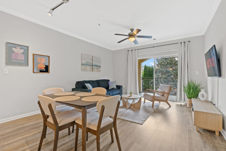 Stylish & Sunny 1b | Free Parking | Work Desk - Alexandria, VA