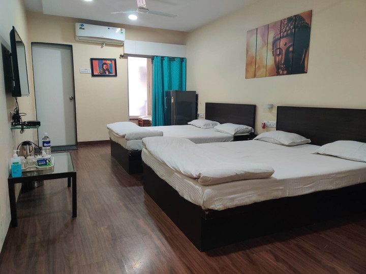 R04 - Ac Bedroom With 2 Beds In Koregaon Park. - Pune