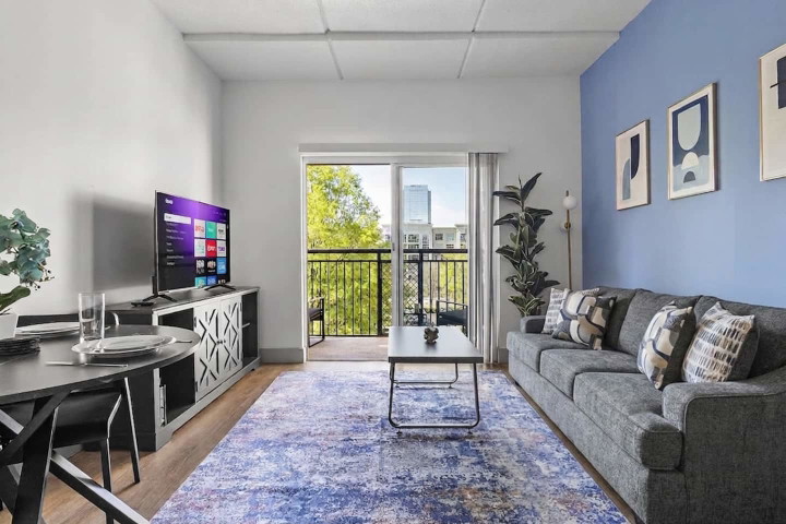 Beautiful Blue | City Views, Free Parking, Gym - Charlotte, NC