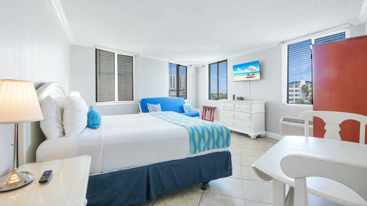 Pelican Pointe 418:walk To Beach~pool~free Parking - Clearwater, FL