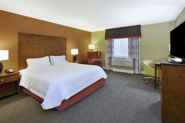 Wichita Comfort | Golf. Pool. Free Breakfast. - Wichita, KS