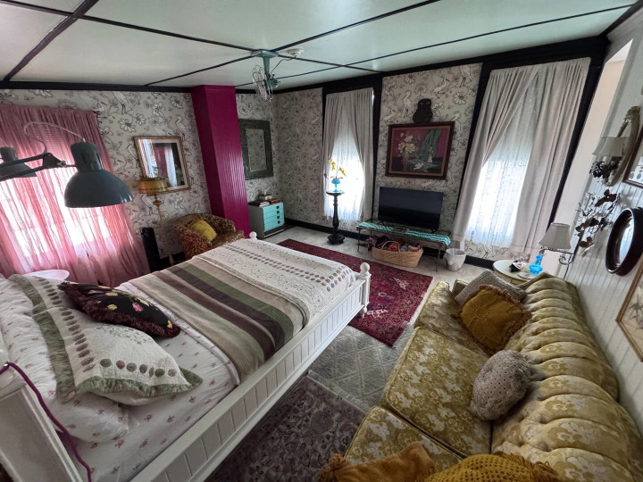 Strawberry Dreamin' Victorian Carriage House - Louisville, KY