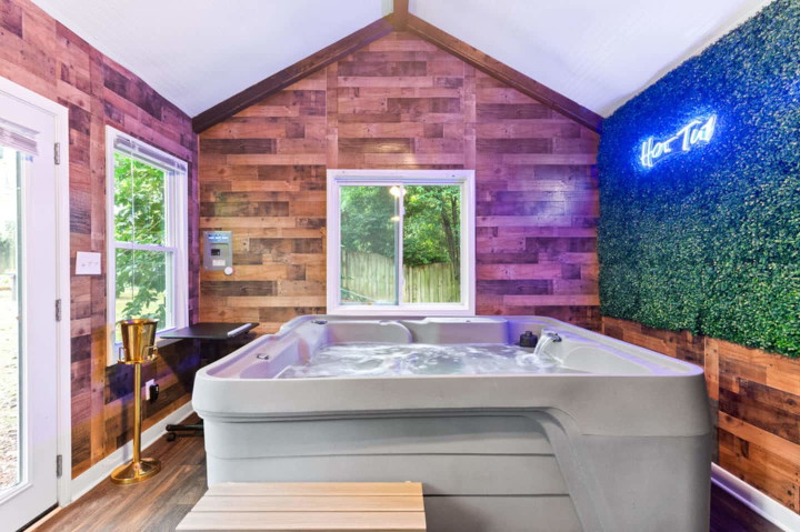 The Hot Tub Hideaway | Atl | Sleeps 6+ - Atlanta, GA