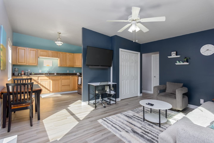 Quiet Duplex | 3 Min I-380 | Garage + Fast Wifi - Cedar Rapids, IA