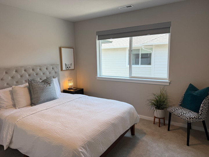 Chic Modern Room With Double-vanity Private Bath - Monroe, WA