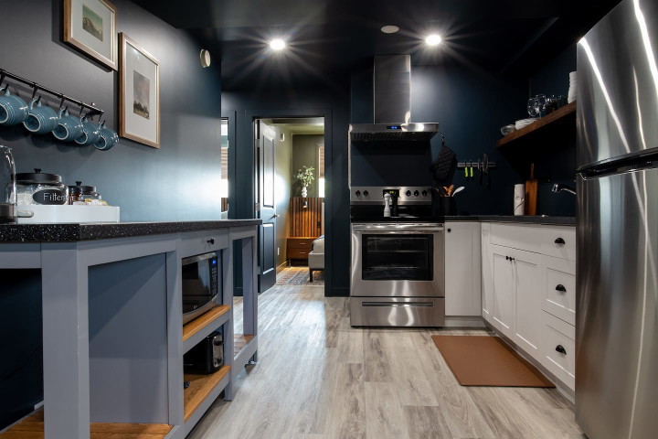 Private 2 Bedroom Den W/ Parking - Steinbach