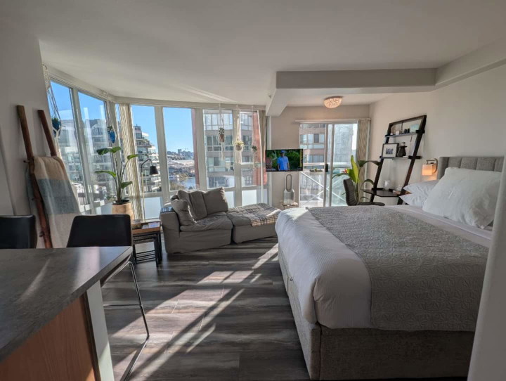 Boutique Meridian Beach Retreats With Views - North Vancouver