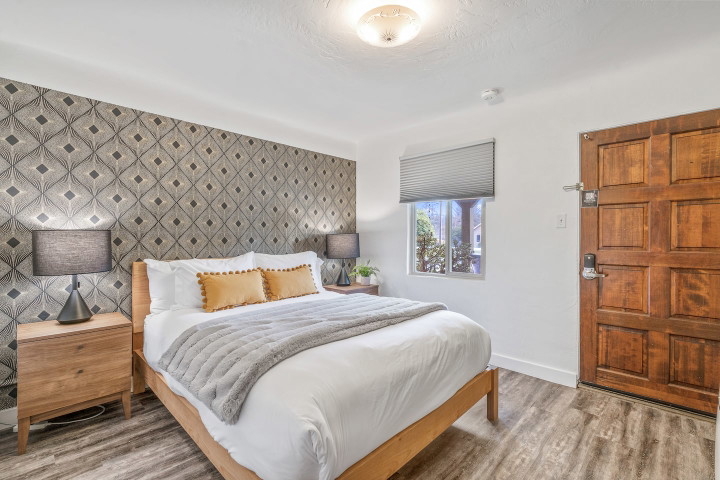 B. Deco: Feel Like A Star In This Q Bed + Sofa!! - Bandon, OR